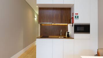 Apartamento Premium, 1 quarto, não fumadores, Vista para a cidade (1) | Cozinha privada | Um frigorífico, um micro-ondas, uma placa de cozinha