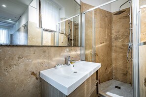 Casa de banho | Um polibã, um chuveiro fixo, um secador de cabelo, um bidé 