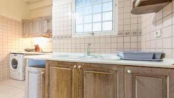 Apartamento | Cozinha privada | Um frigorífico, uma placa de cozinha, uma cafeteira/bule