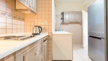 Apartamento | Cozinha privada | Um frigorífico, uma placa de cozinha, uma cafeteira/bule