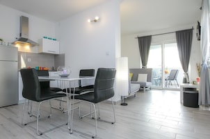 Apartamento luxo, 1 quarto, terraço (A3) | Área de estar | TV de tela plana
