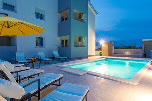 Piscina externa sazonal, guarda-sóis, espreguiçadeiras