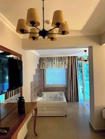 Quarto casal, banheira de hidromassagem | Wi-Fi de cortesia, roupa de cama