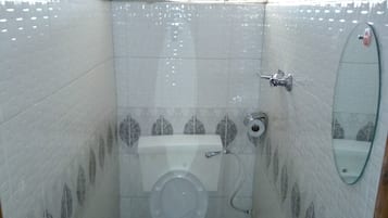 Quarto Twin Comfort, 2 camas individuais, não fumadores | Casa de banho | Um polibã, artigos de higiene pessoal grátis, chinelos