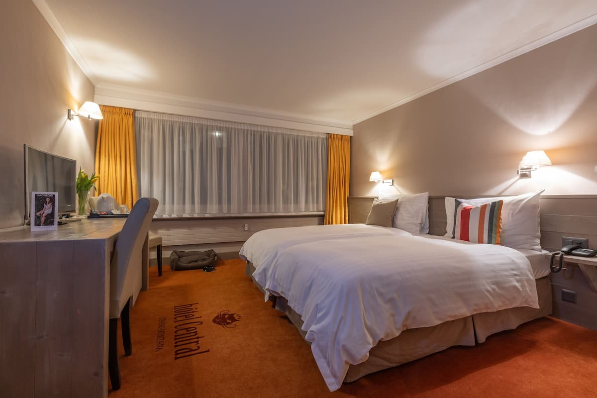 Quarto Twin | Minibar, secretária, cortinas/cortinados opacos, ferro/tábua de engomar