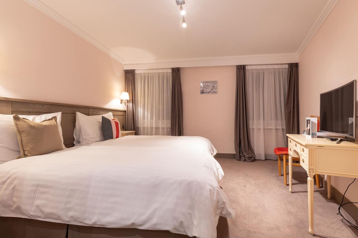Apartamento, 3 quartos, 2 casas de banho | Minibar, secretária, cortinas/cortinados opacos, ferro/tábua de engomar
