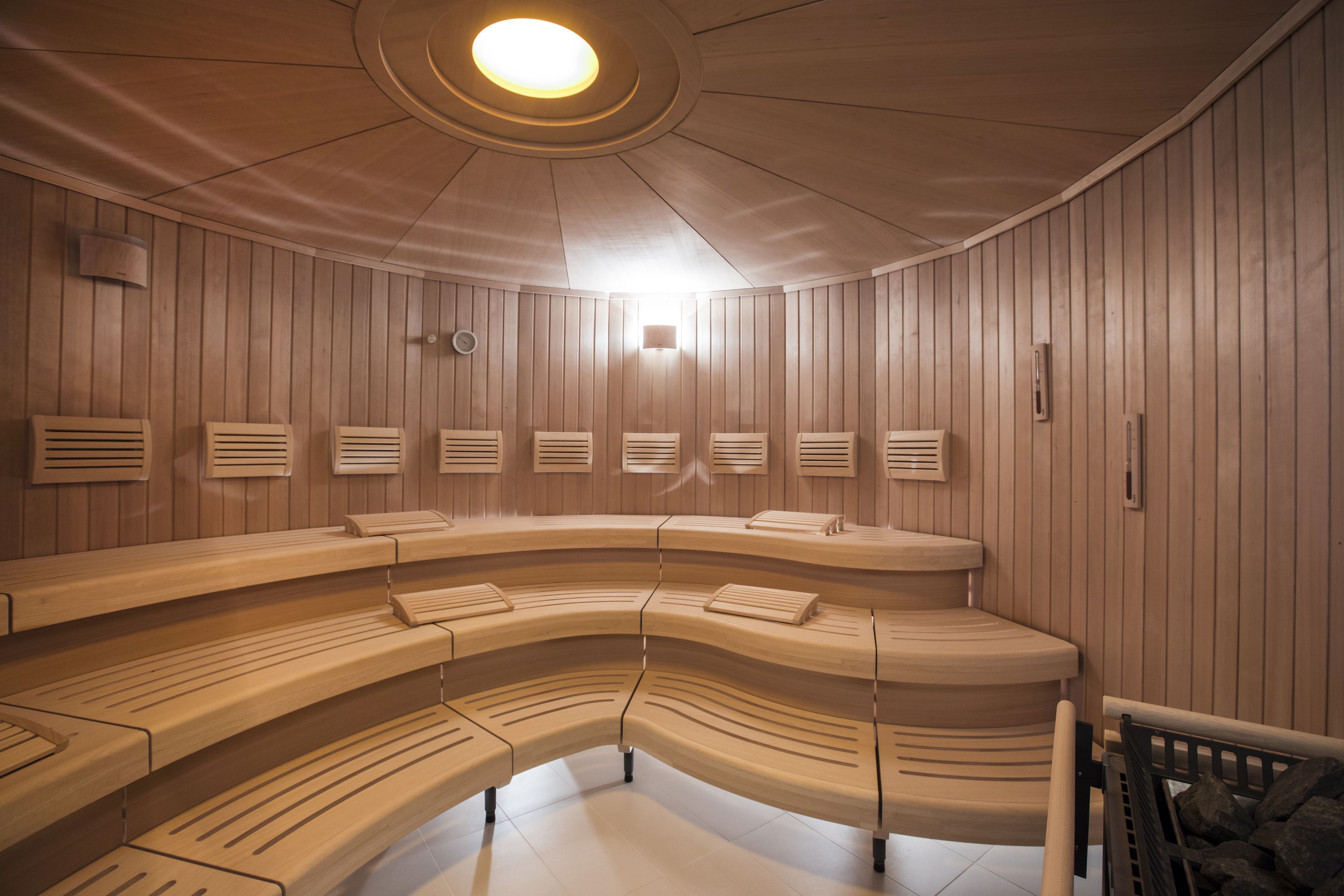 Sauna, banheira de hidromassagem, tratamentos corporais 