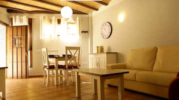 Apartamento, 2 quartos | Sala de estar | TV de tela plana