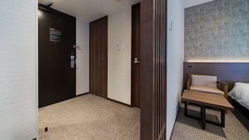 Edredões de penas, cofre no quarto, secretária, ferro/tábua de engomar