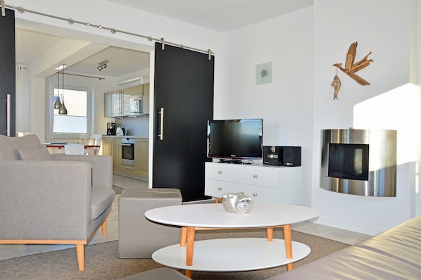 TV de tela plana, lareira