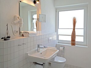 Chuveiro, secador de cabelo, toalhas de banho