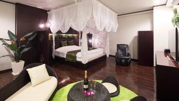 Minibar, secretária, Wi-fi grátis, roupa de cama fornecida