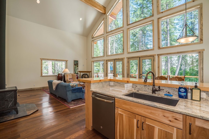 Newly Built Riverfront Cabin With A Hot Tub And Fireplace, Sleeps 6 Guests. - Plain, WA