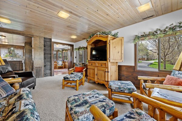 Deer Glen Lodge Thirty Minutes From Mt Rushmore - In Rapid City On Canyon Lake Thirty Minutes From Mt Rushmore - Black Hawk, SD