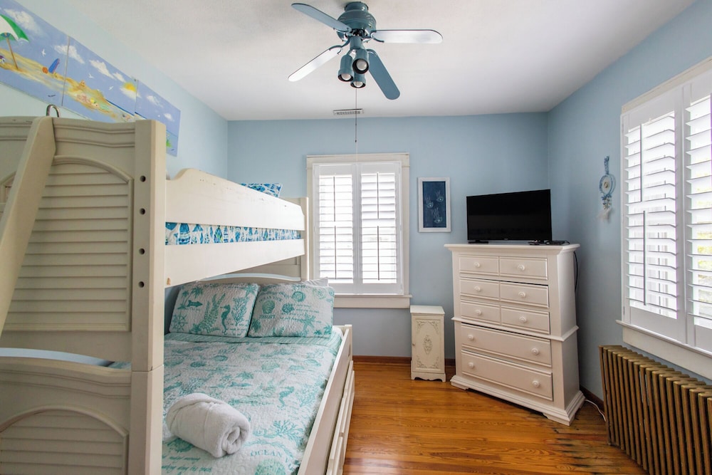 Beachfront W/ Private Access & 2 Decks - Spacious & Well-equipped Home 🏖️ - Hampton, VA