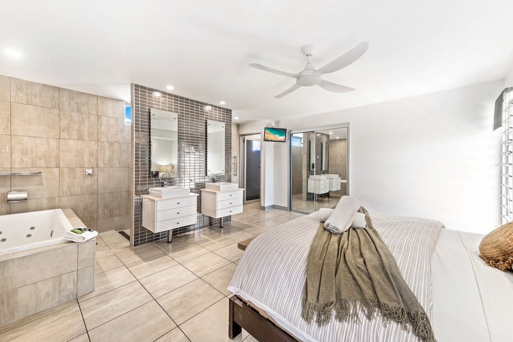 Alex Beach House Sunshine Coast Holiday House 100 Steps To The Beach. 12 Guests - Mooloolaba