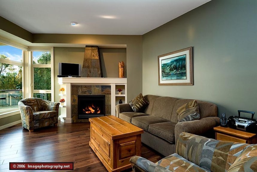 4-bdrm Waterfront Townhome - British Columbia