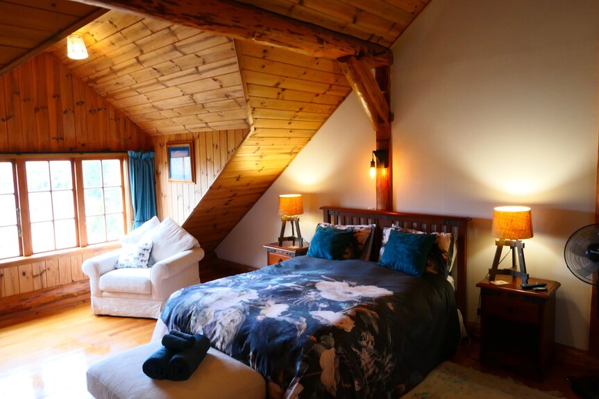 Authentic Canadian Log House With The View Of Mount Ruapehu - New Zealand