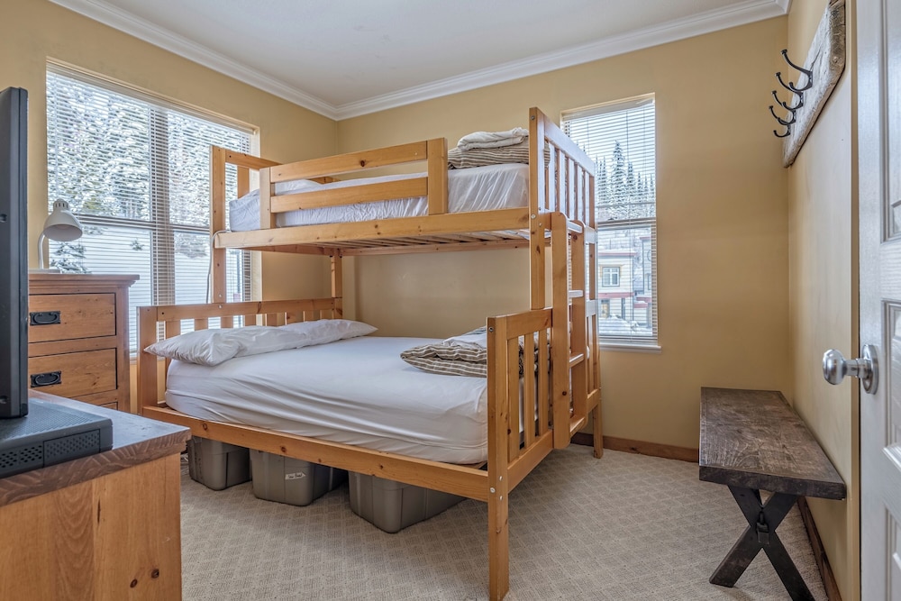 Ground Floor Large Corner Upgraded Condo - Ski In/out Right To The Door. - 암스트롱