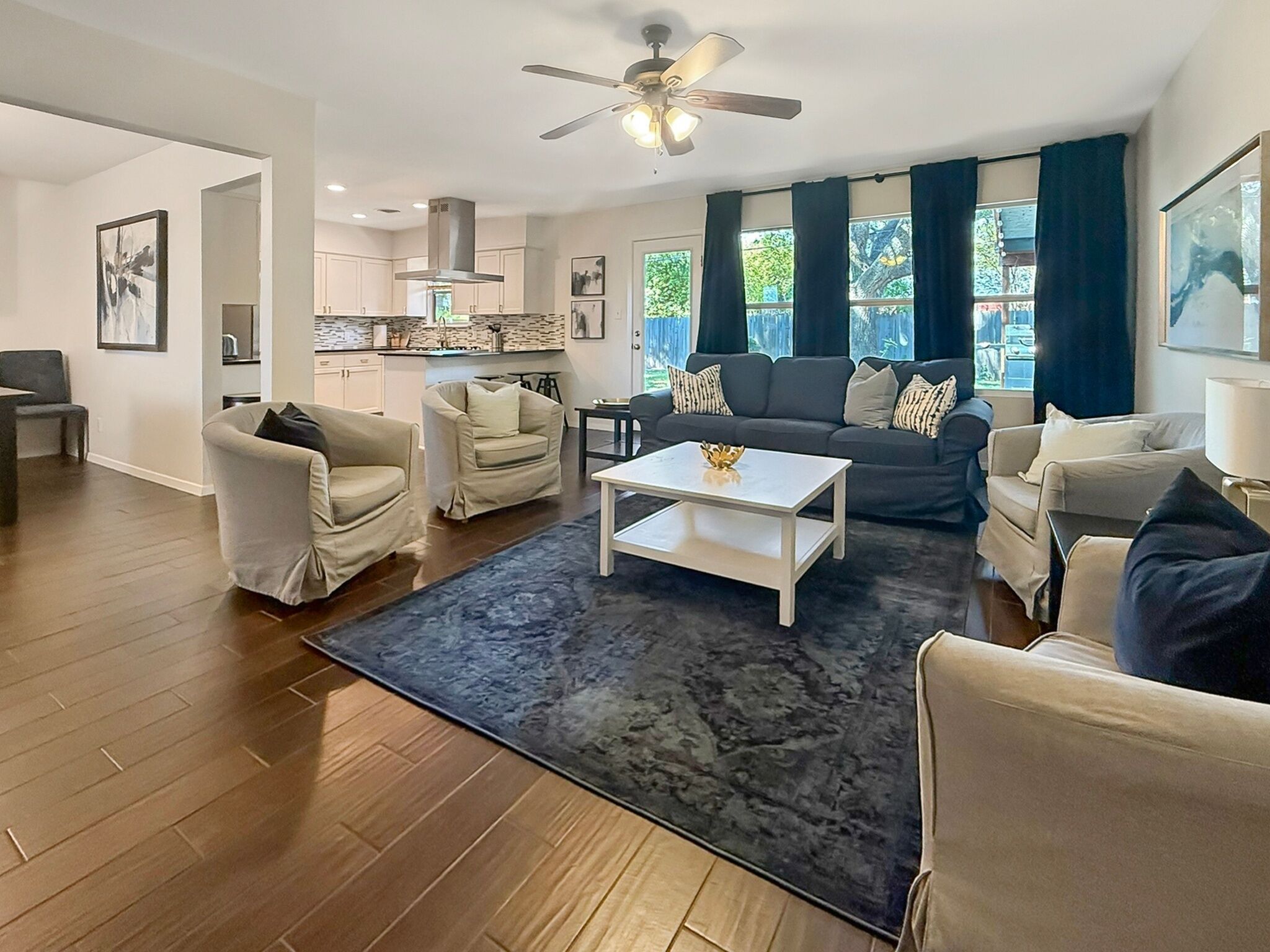 2 Living Rooms, Lots Of Big Beds! 3 King, 2 Queen - Austin, TX