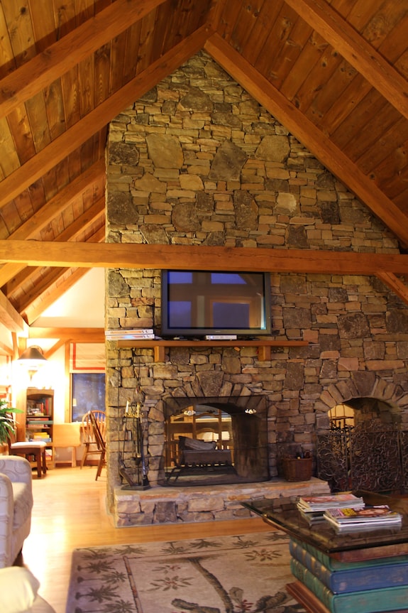 Mountain Chalet With Beautiful Views, Pet Friendly, 6 Bdrms, 2 Kings - Black Mountain, NC
