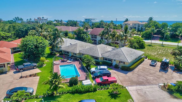 19-3: Steps To Highland Beach, Pool, Private Patio - Highland Beach, FL