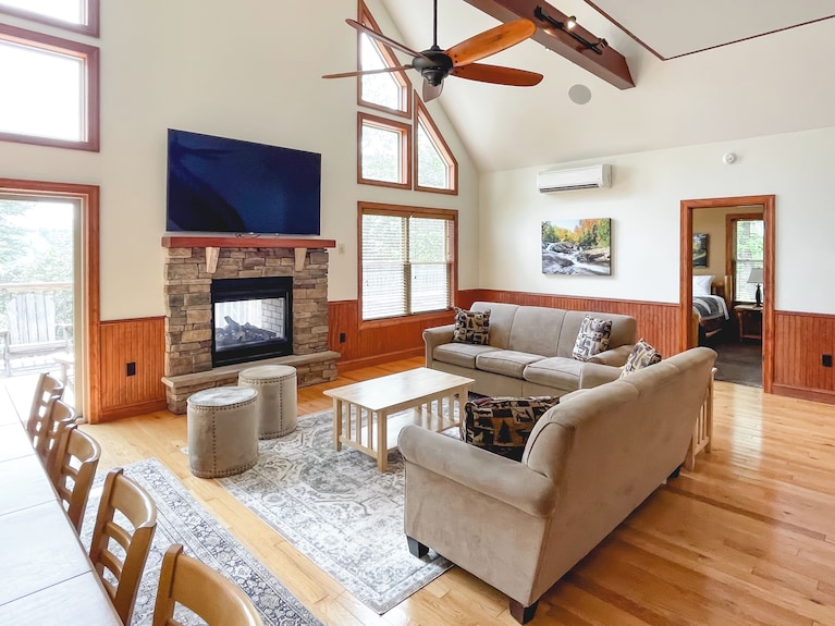 Boulderview Lodge, Near Jfbb With Private Mountain Views, Hot Tub, And Fireplace - Lake Harmony, PA