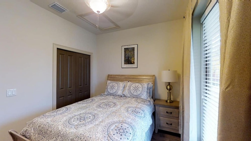 Gator Cottage: Cozy 2-bedroom, 1-bath Cottage, Sleeps 4. Perfect For A Small Family. - Lake Harney, FL