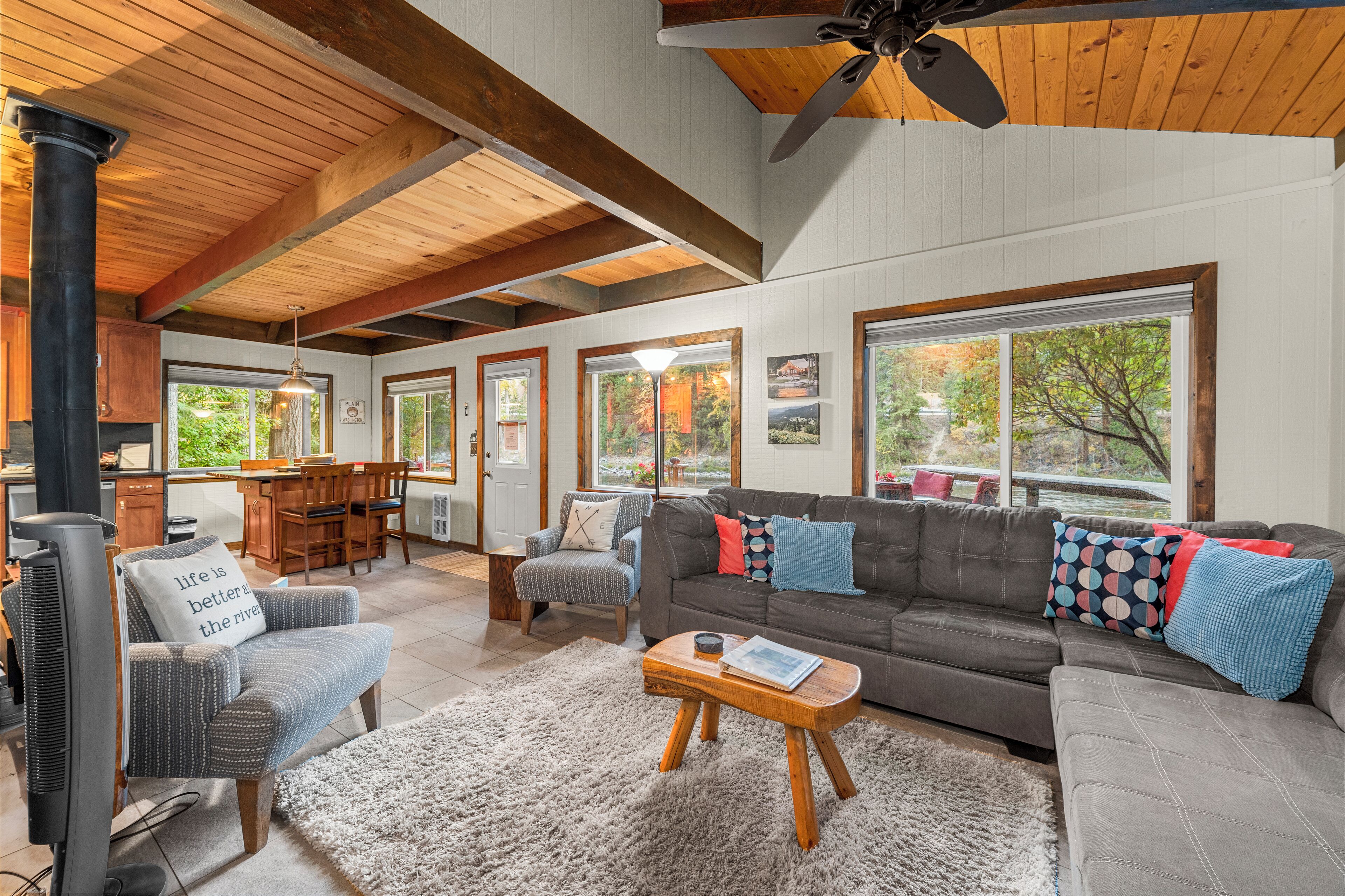 Riverfront Chalet, 2 Bedroom + Loft, Sleeps 4 Guests, With A Hot Tub. - Plain, WA