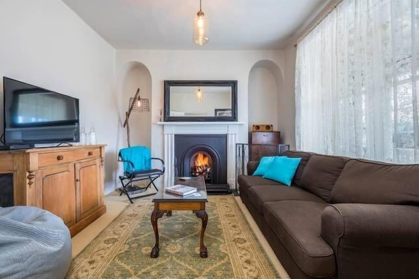 Pips On Bank - Charming, Historic Cottage Accommodation - Port Fairy