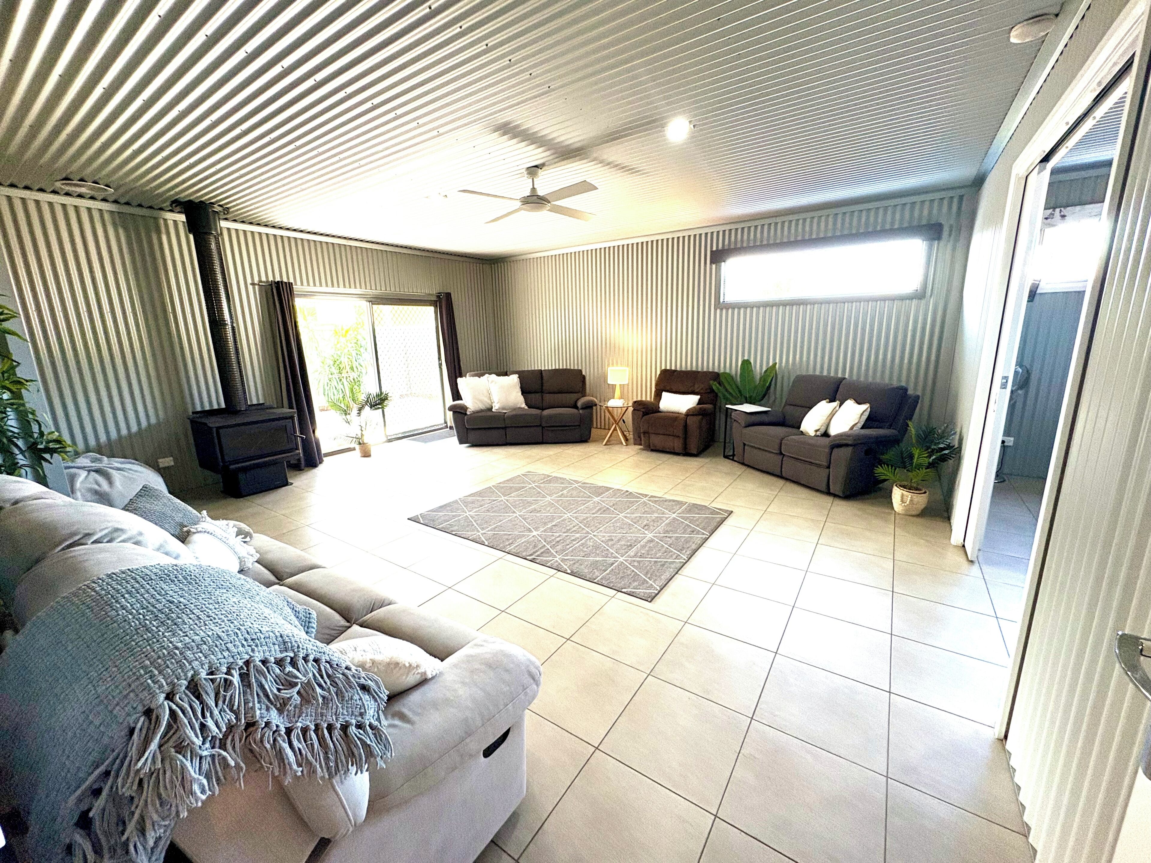 The Retreat -  Pet Friendly (Sleeps 8) - Bundalong