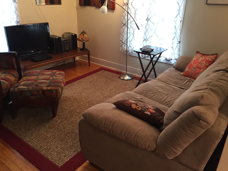 Cute And Cozy 3br House With Parking - Iowa City, IA