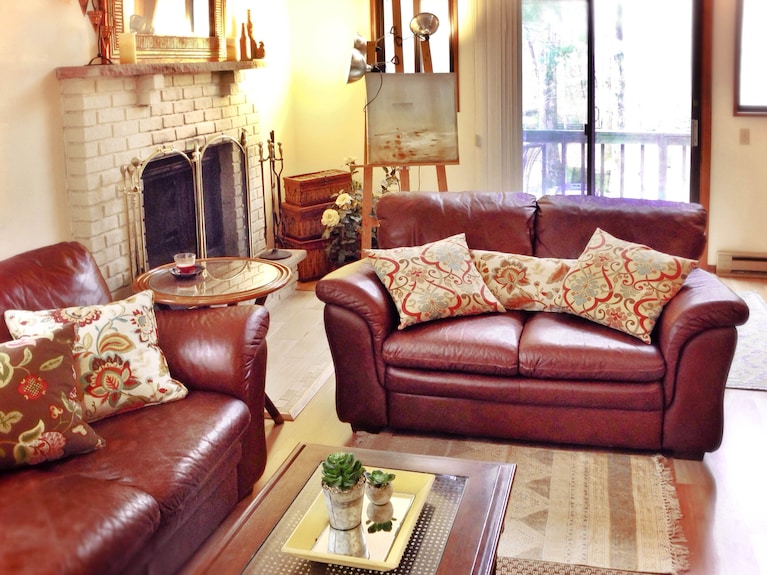 Cozy Forest Creekside Home: Jacuzzi, Fireplace, Firepit+ - Bushkill, PA