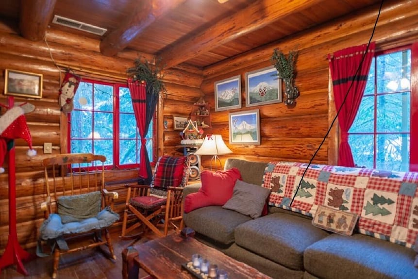 Laughing Bear Log Cabin, Historical, Sleeps 8, Full Kitchen, 2 Dining Areas!! - Oregon