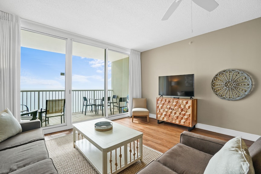 ⭐️ Beautiful 2br Oceanfront! On The Beach. Specials Year-round - Panama City Beach, FL