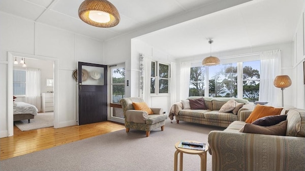 Wisteria Cottage - Opposite Beach -