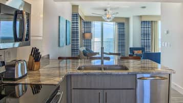 Geladeira, micro-ondas, fogão, cooktop