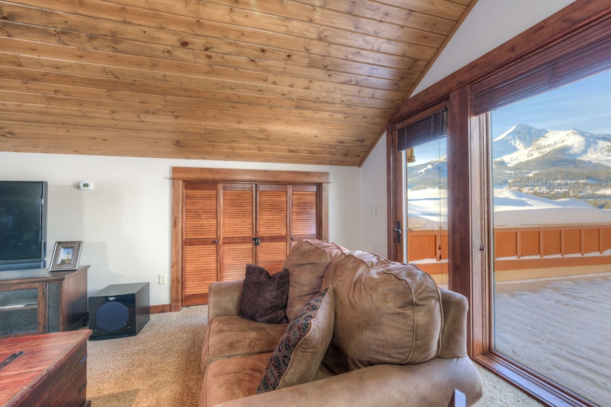 Walk To Base - Shuttle Route - Penthouse Condo - Amazing Views, 2 Living Rooms, Pool, Hot Tub - Montana