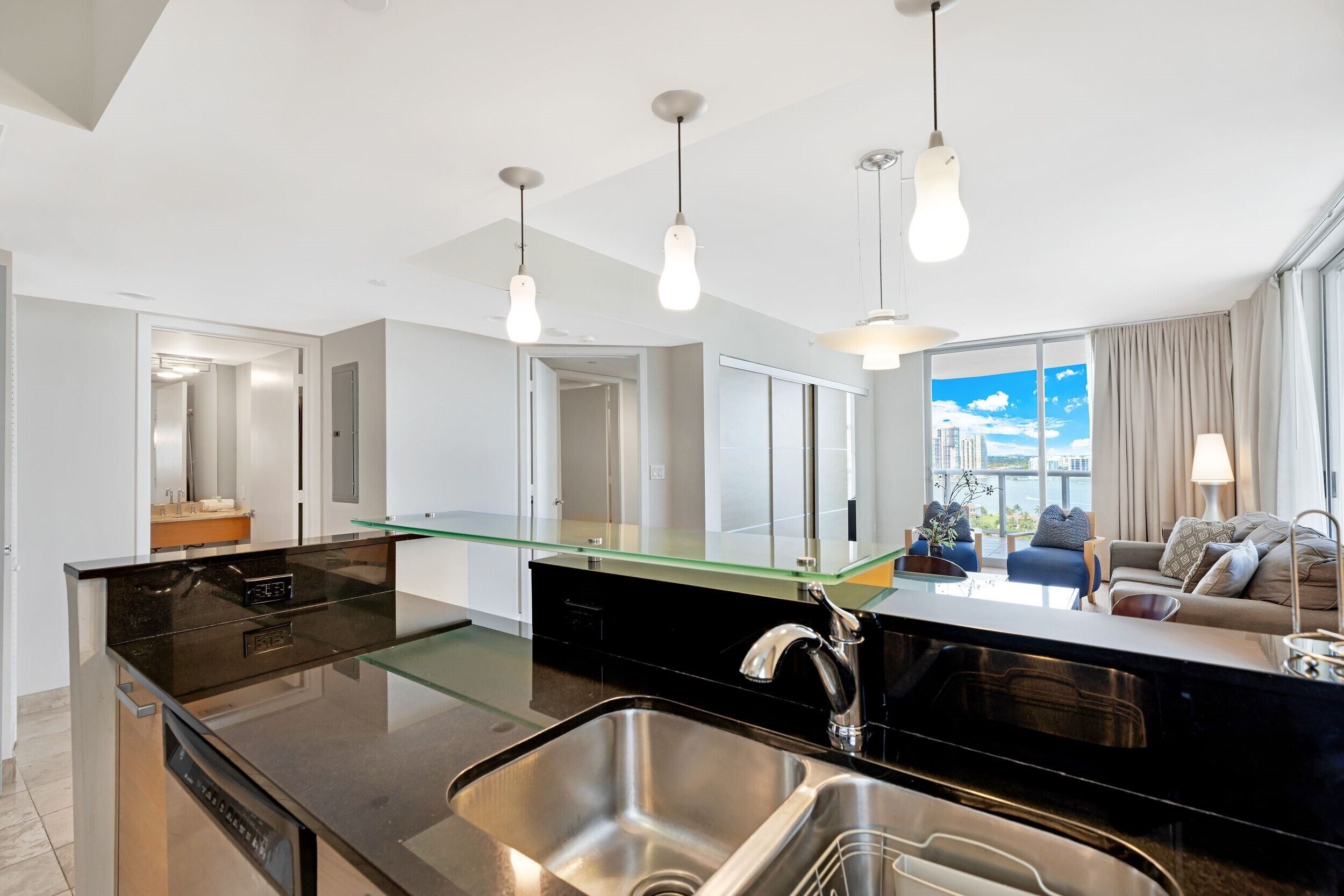 Oceanfront Condo In A Hotel Resort With Vacation Amenities Near Aventura Mall - Miami Gardens, FL
