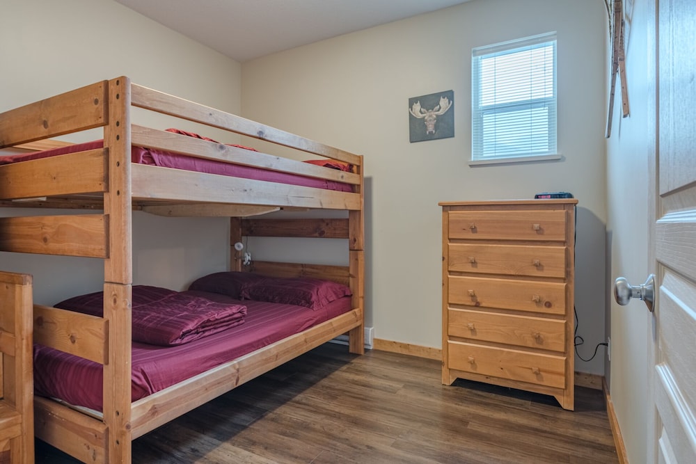 Creekside Condo Close To Tube Town & Skating Pond, Gas Fireplace, Full Kitchen - British Columbia