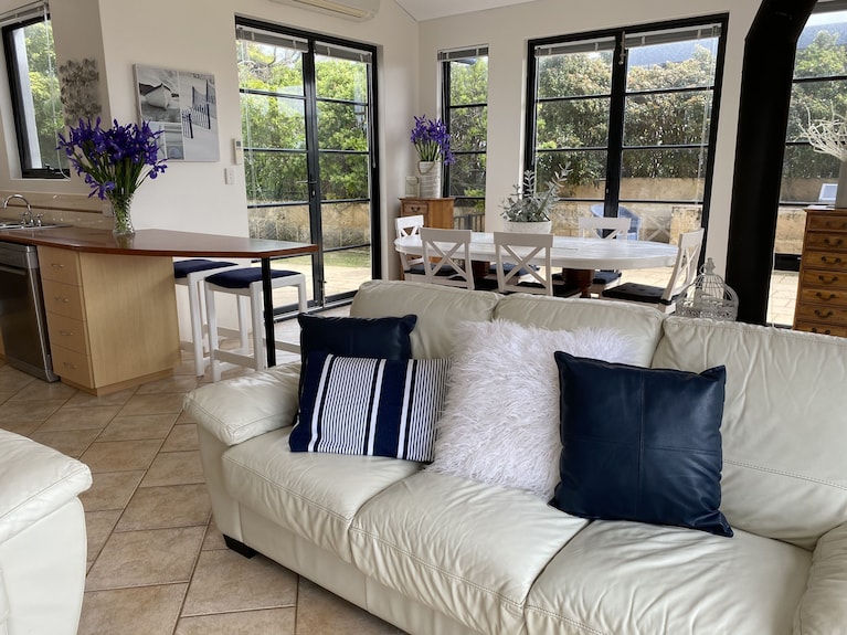 Panoramic Bay Views - Pet Friendly & Only A 5 Minute Stroll To Town. - Yallingup