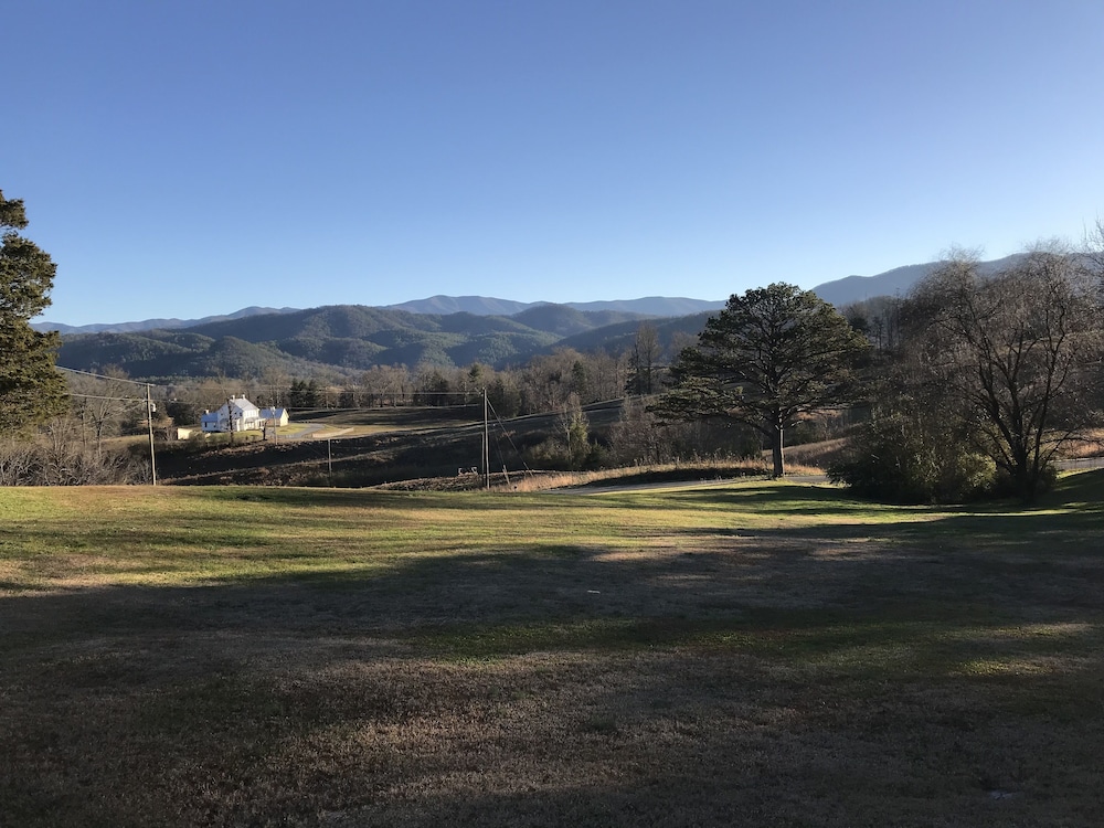 Tennessee's Finest Smoky Mountain Vacation Rental Getaway! - Townsend, TN