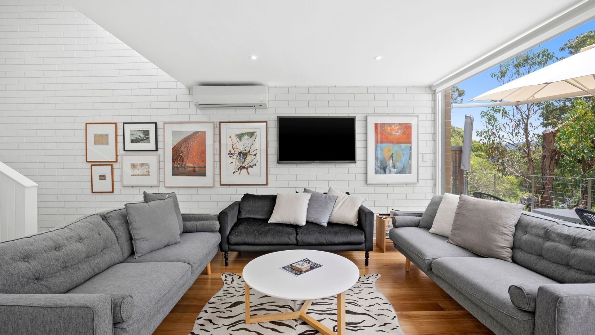 One At Eight - Pure Class, Perfect Location - Lorne