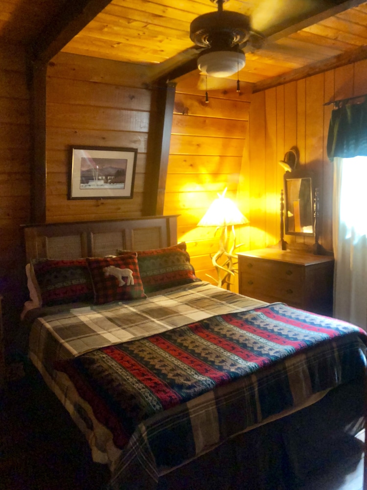 Lake Front Rustic Ski Chalet With Private Beach - Conway, NH