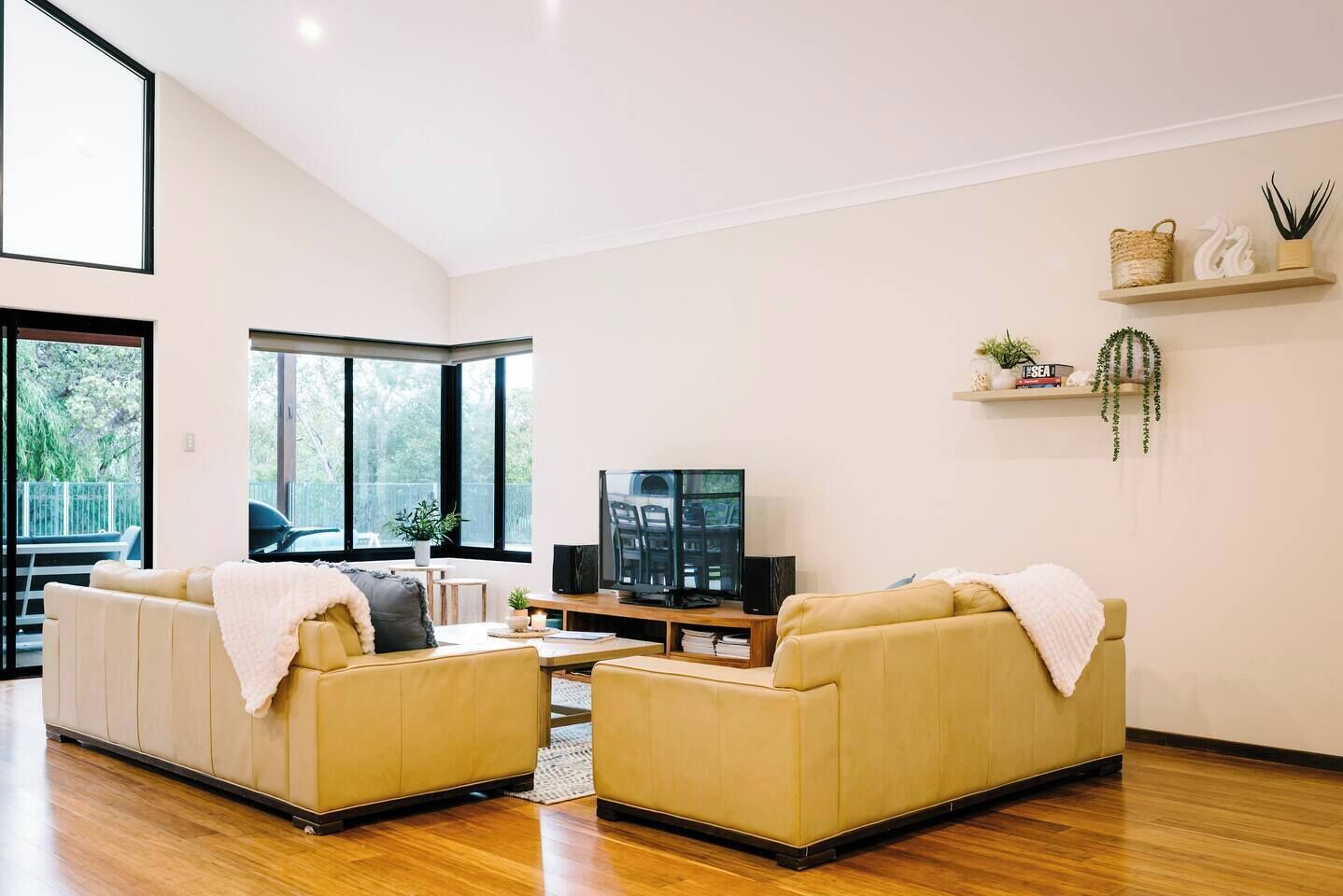 Blue Wren Chic And Spacious Country Pool House - Margaret River