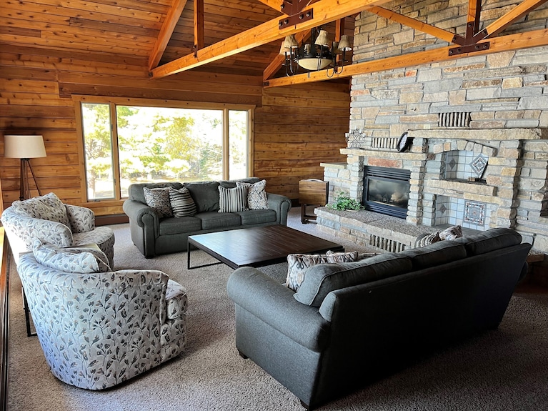 Shadow Lake Retreat House ~ Waterfront ~ Includes Kayaks, Paddle Boards, Bikes.. - Waupaca, WI