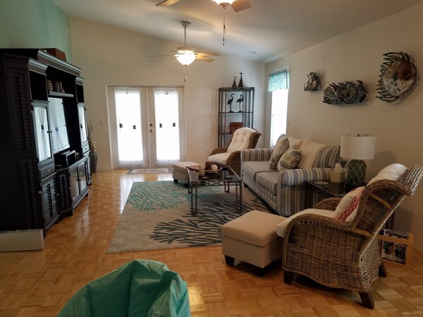 Two Bedroom Two Bath Second Story Apartment - Tarpon Springs, FL