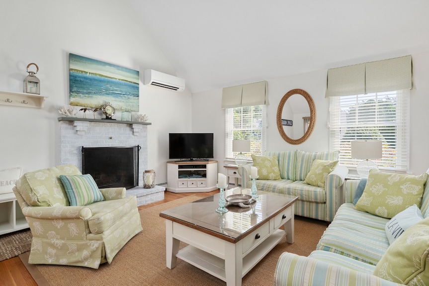 Unique Oyster Pond 3bd-2ba Home In Private Setting Close To Downtown. - 查塔姆