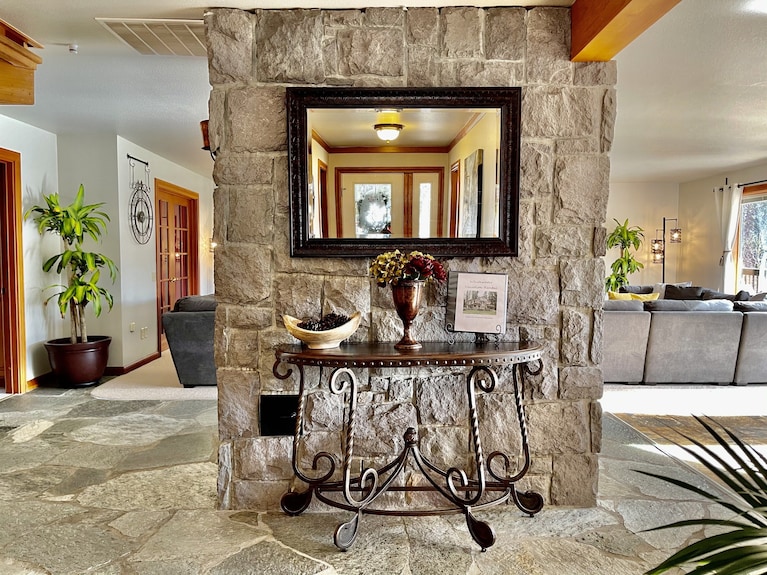 Riverfront Lodge - Ideal For Small And Large Groups With Room To Spread Out - Trout Lake, WA