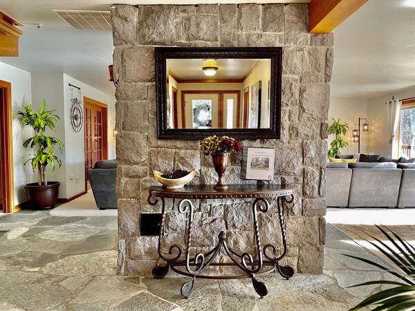 Riverfront Lodge - Ideal For Small And Large Groups With Room To Spread Out - Trout Lake, WA